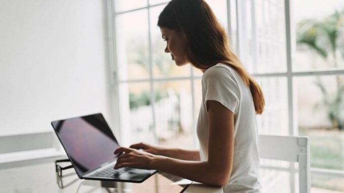 WORK FROM HOME AND BECOME A CHAT MODERATOR - CAREERTAG